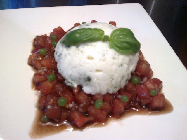 Mousse de mozzarella sur concassé de tomates et billes de basilic ...